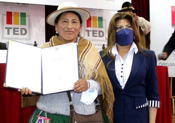 TED Oruro entrega credencial a Sara Poma autoridad ejecutiva de Salinas